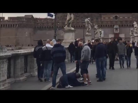 Un hincha del Sparta de Praga Orina sobre una Mendiga en Roma antes del ...