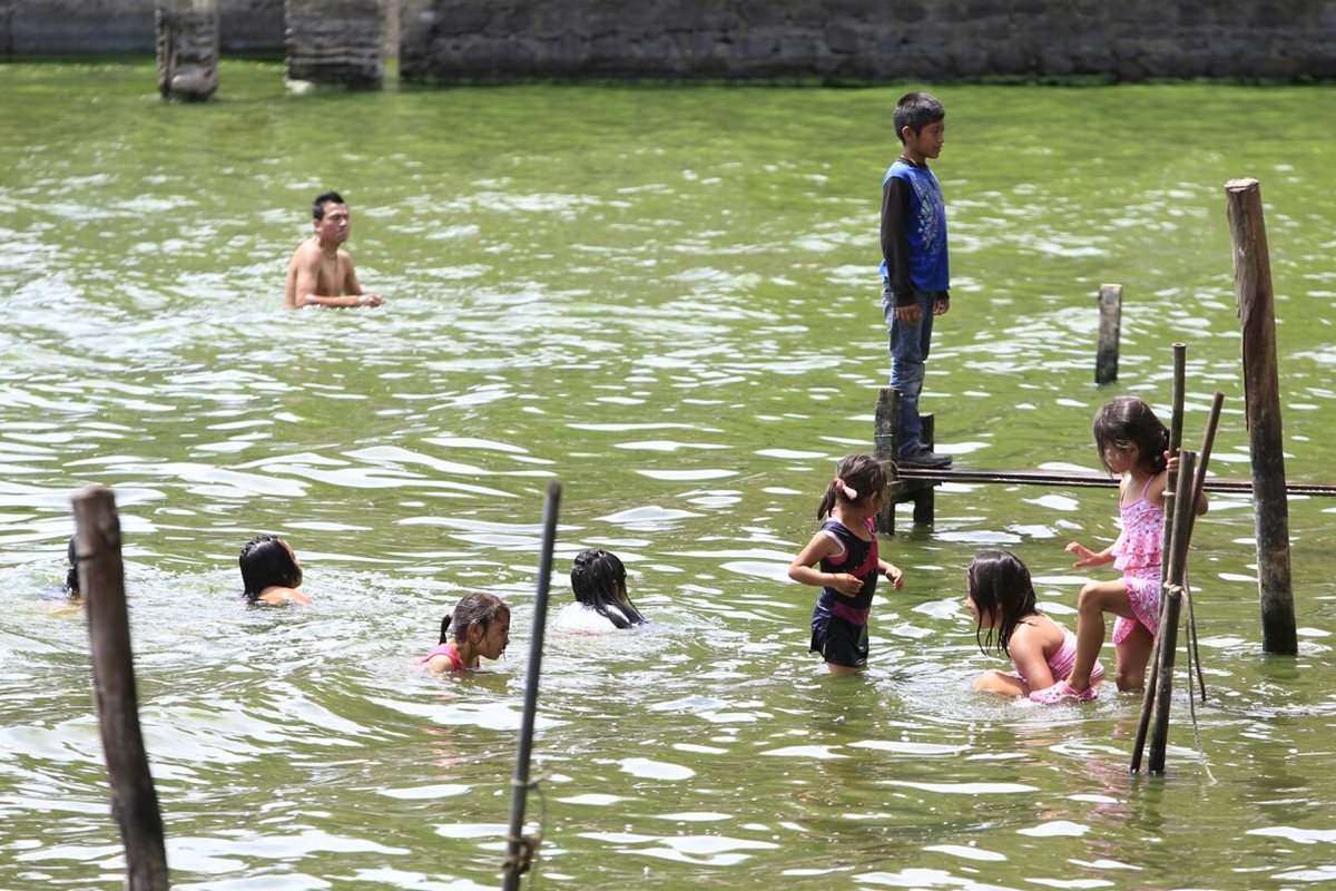 Visitan el Lago de Amatitlán pese a contaminación