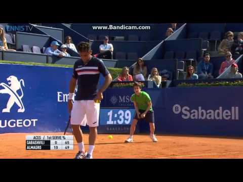 Joven disimula caída durante partido de tenis