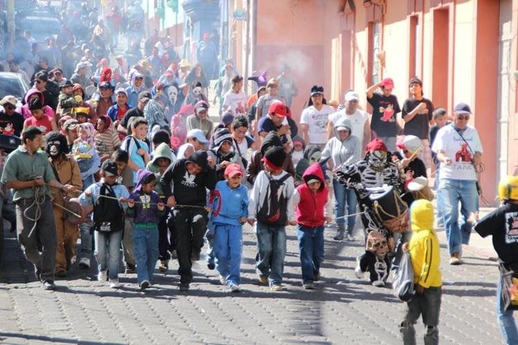 Cohetillos, disfraces y danza caracterizan El Tabal