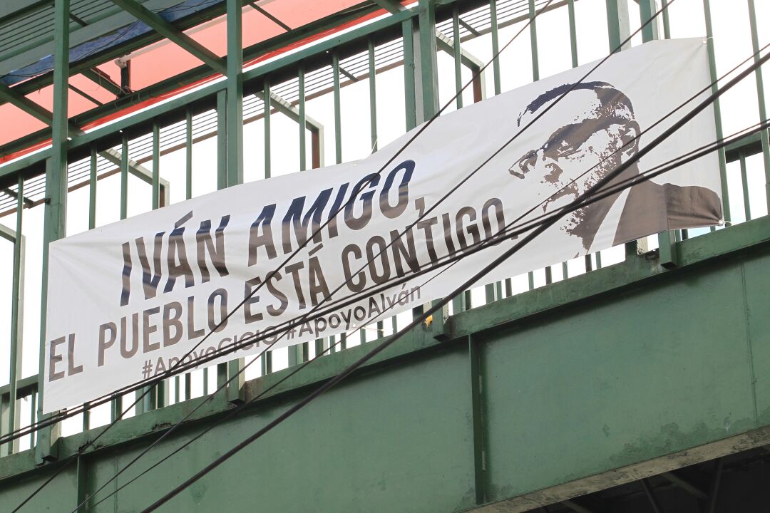 Colocan manta de apoyo a Iván Velásquez, en la calzada San Juan