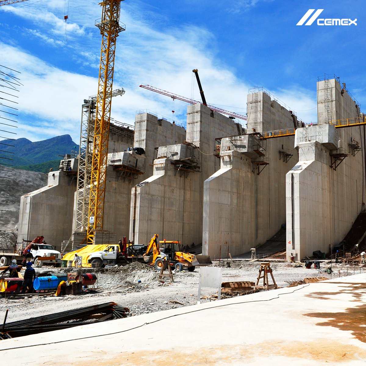 Cementera mexicana Cemex dispuesta a abastecer material para muro de Trump