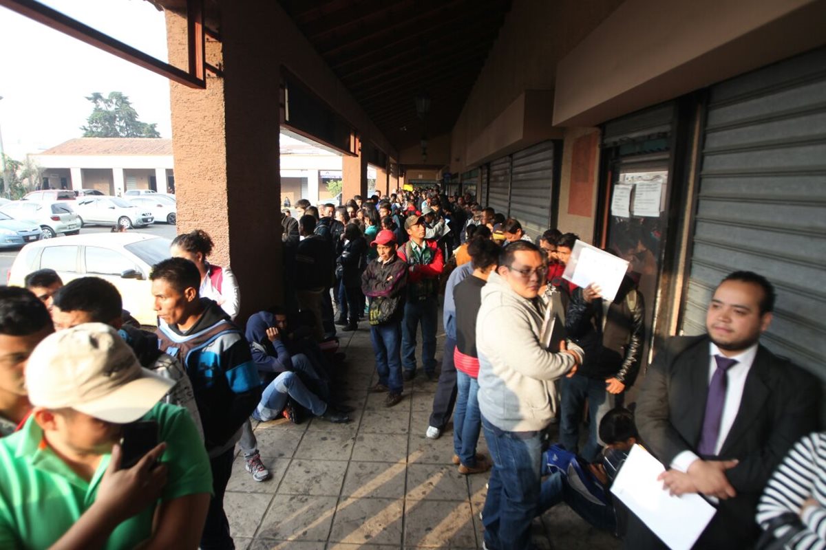 Largas filas para tramitar pasaporte