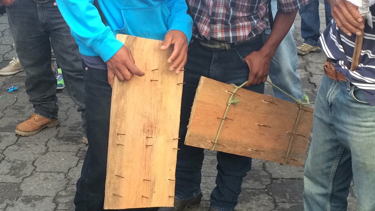 Codeca traslada tablas con clavos