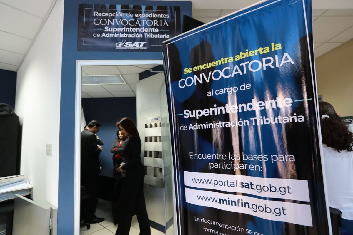 Ya suman siete aspirantes a jefe de la SAT