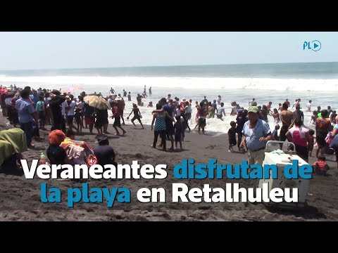 Veraneantes disfrutan de la playa en Champerico, Retalhuleu