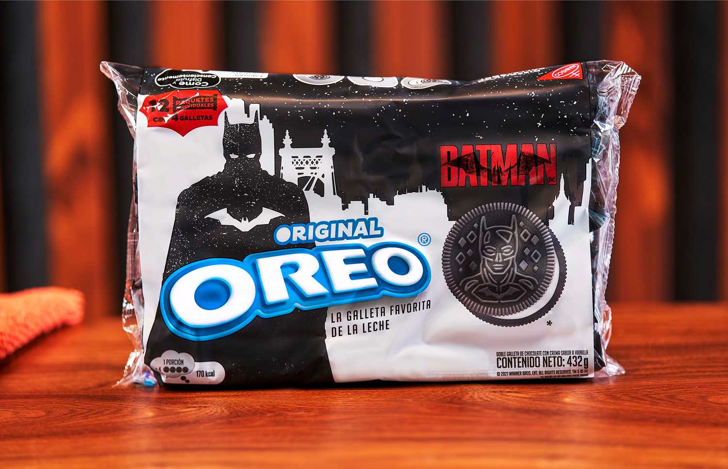 Rostro de Batman aparece en galleta OREO