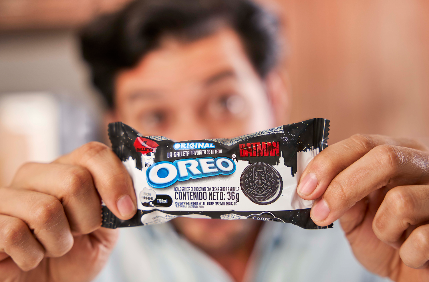 Rostro de Batman aparece en galleta OREO