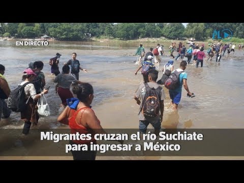 Migrantes cruzan el río Suchiate para ingresar a México