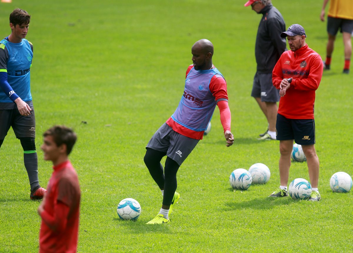 Baloy se siente realizado porque aparecerá en el álbum del mundial