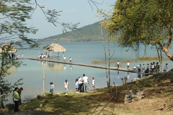 Limpian playas en El Remate