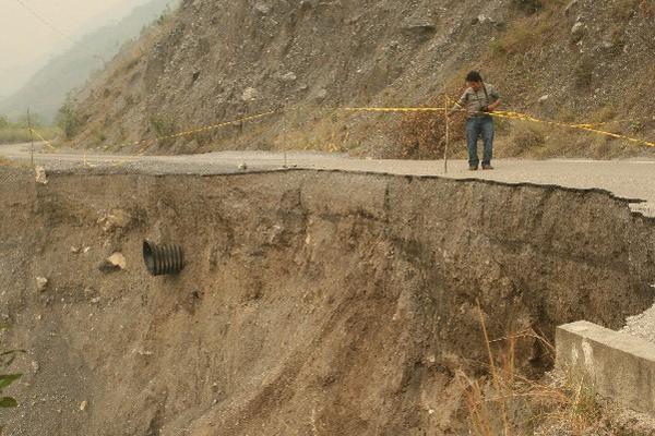 Derrumbes causan daños en carretera
