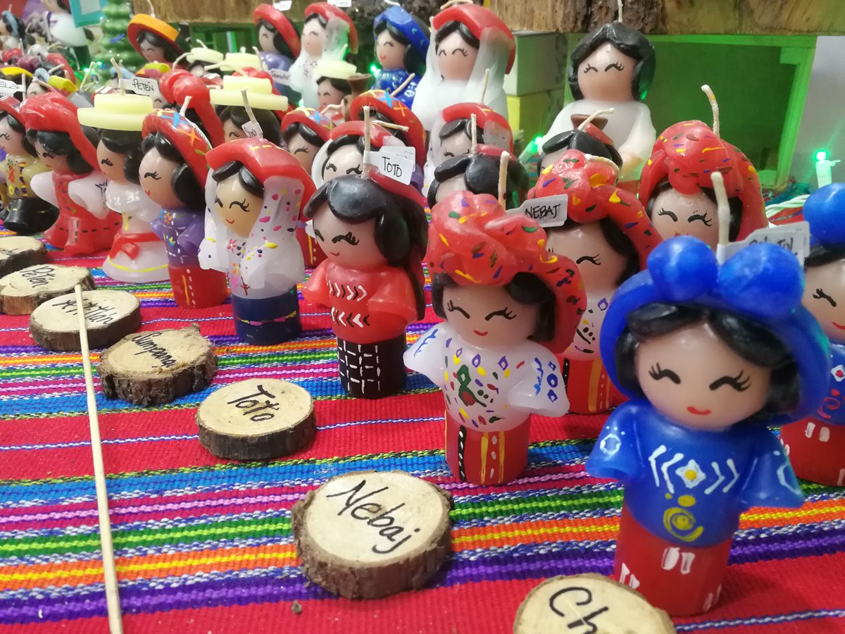 Emprendedora plasma indumentaria maya guatemalteca en velas