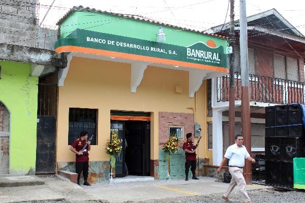 Banco beneficia a porteños – Prensa Libre