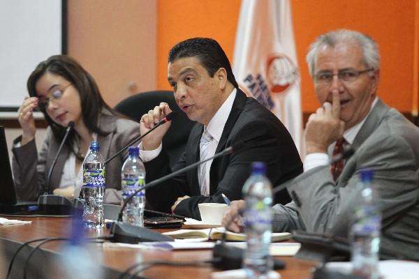 Líder solicita interpelación del ministro de Energía y Minas
