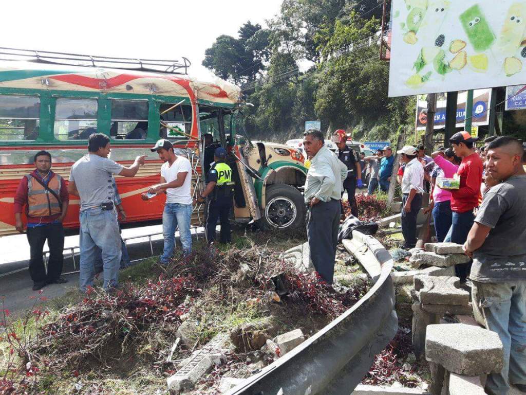 Ocho personas resultan heridas en accidente de bus – Prensa Libre