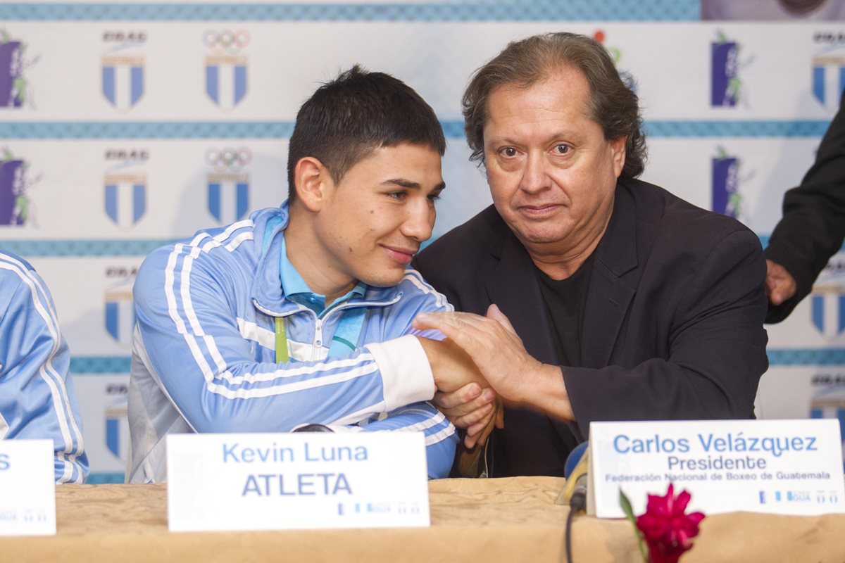 Homenaje por la buena labor de Kevin Luna