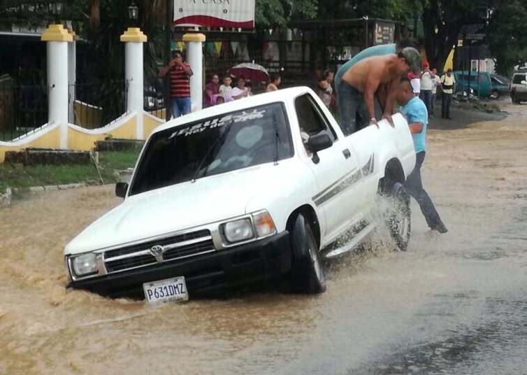 Picop queda atrapado a media calle