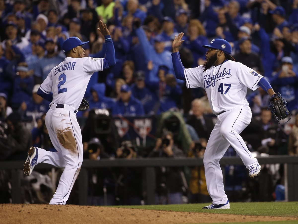 Cueto lanza ruta completa y Kansas City se pone arriba 2-0 ante Mets