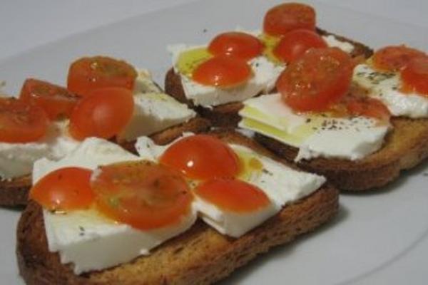 La receta de hoy: tostadas con queso fundido y tomate