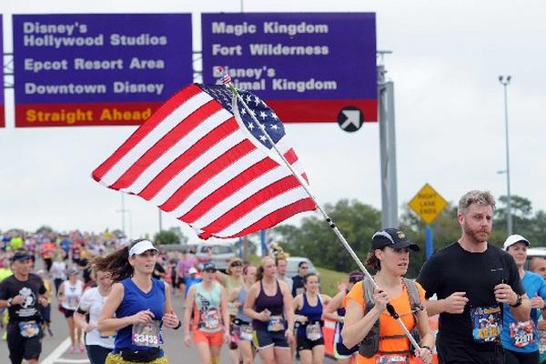 Luis Carlos Rivero, acaricia el podio en el Medio Maratón Disney 2014