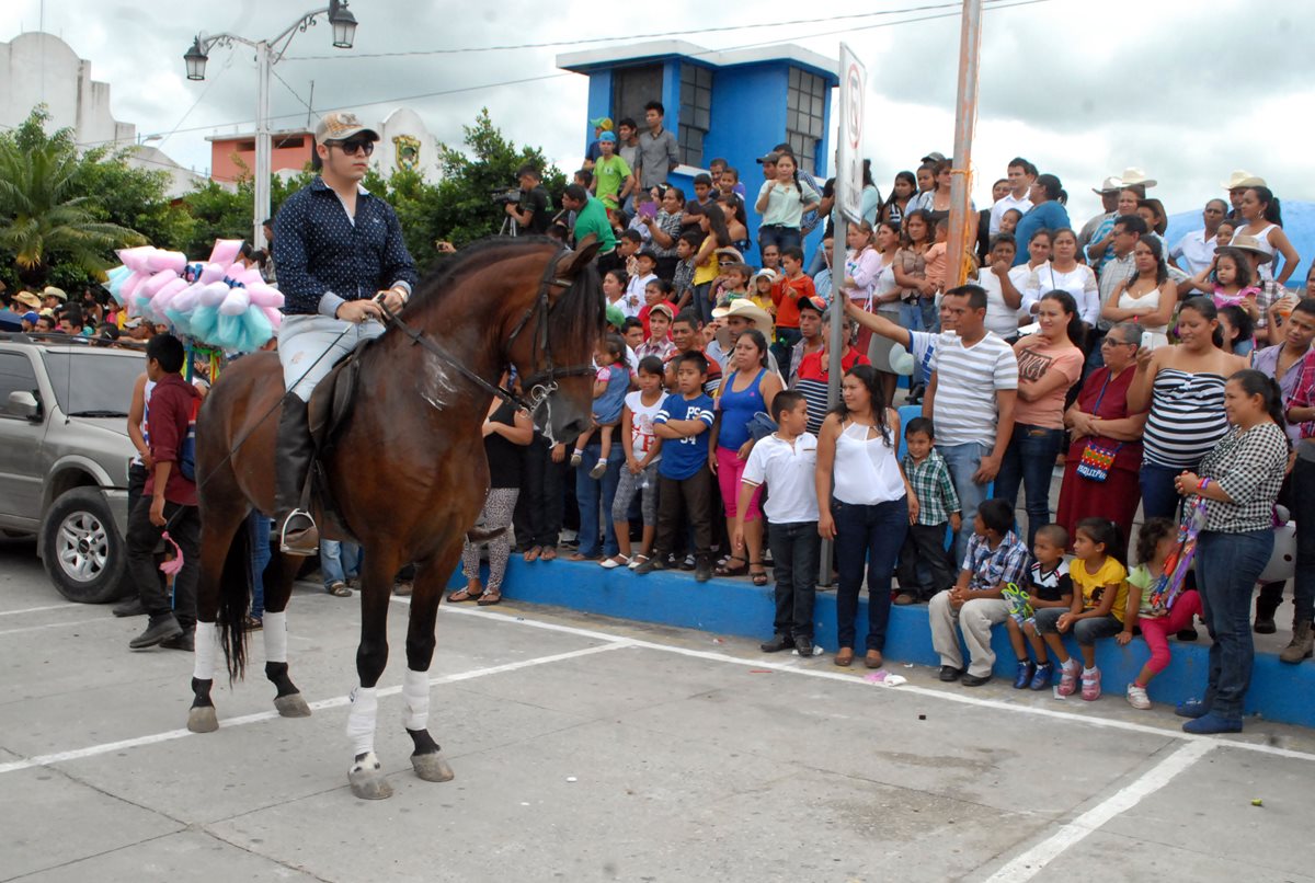 Con desfile hípico clausuran feria titular de Sansare