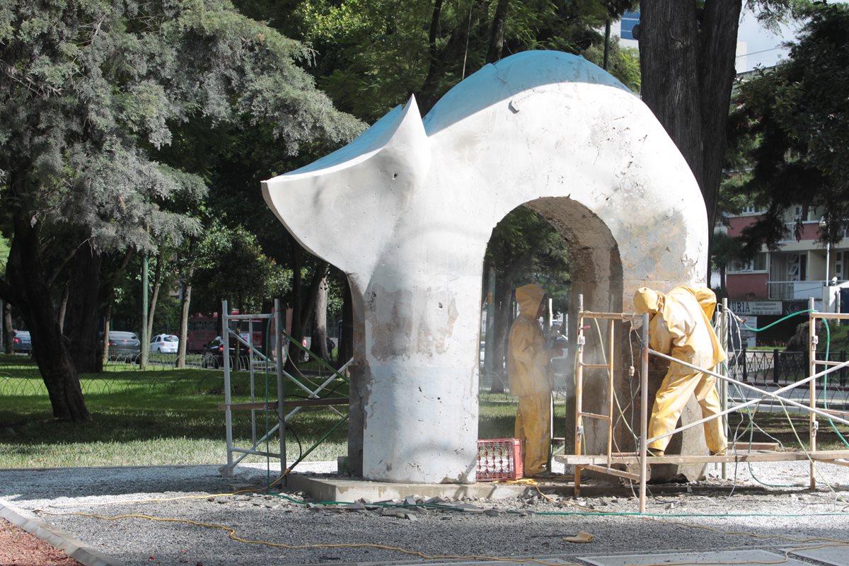 Elmar René Rojas instala escultura Itzul el Anda solo, en la Avenida de ...