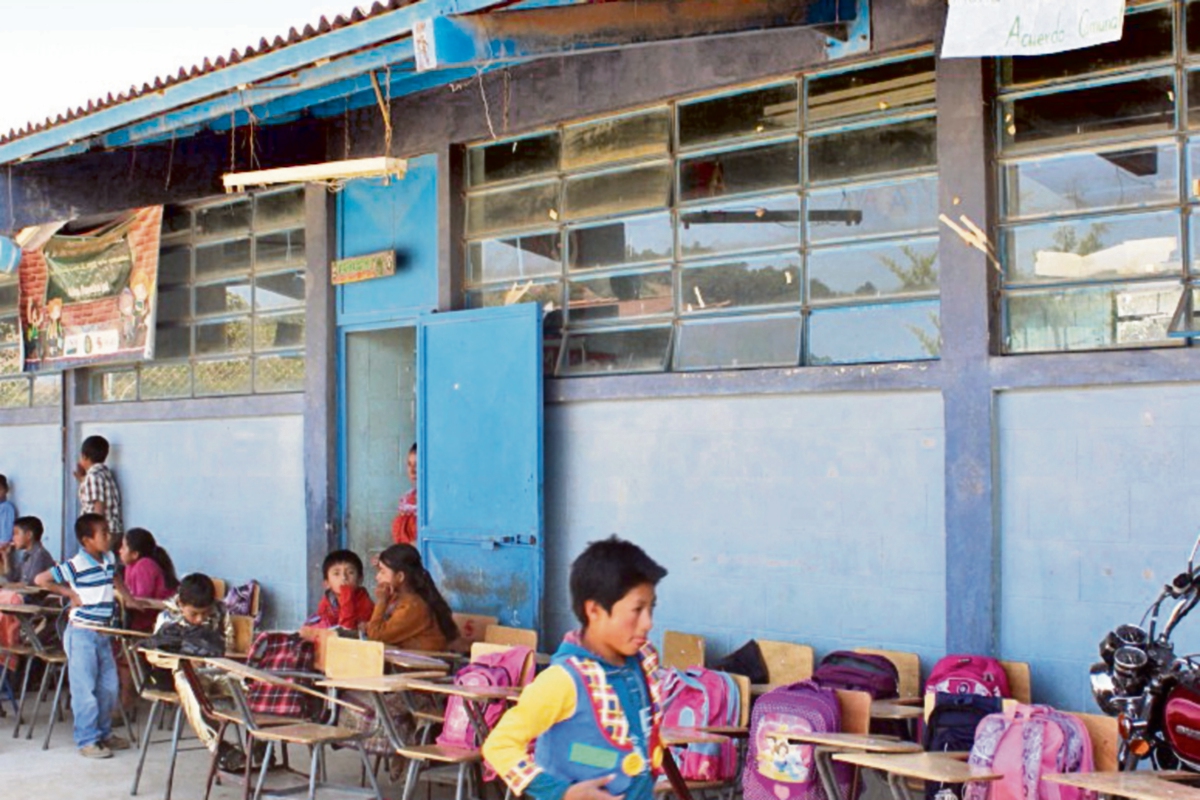 Niños reciben clases en galera – Prensa Libre