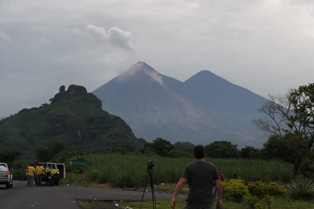Descienden tres lahares fuertes en barrancas del Volcán de Fuego