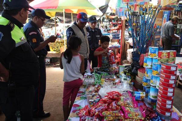 Supervisan comercios de cohetillos