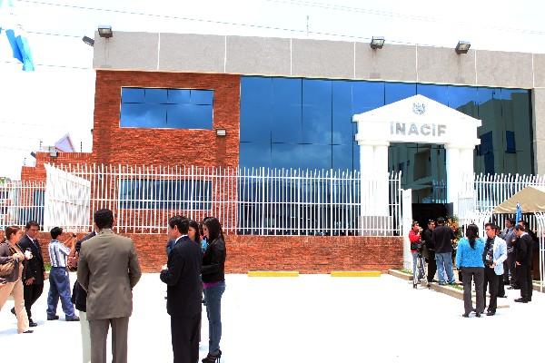 Inacif sepulta 16 cadáveres sin identificar