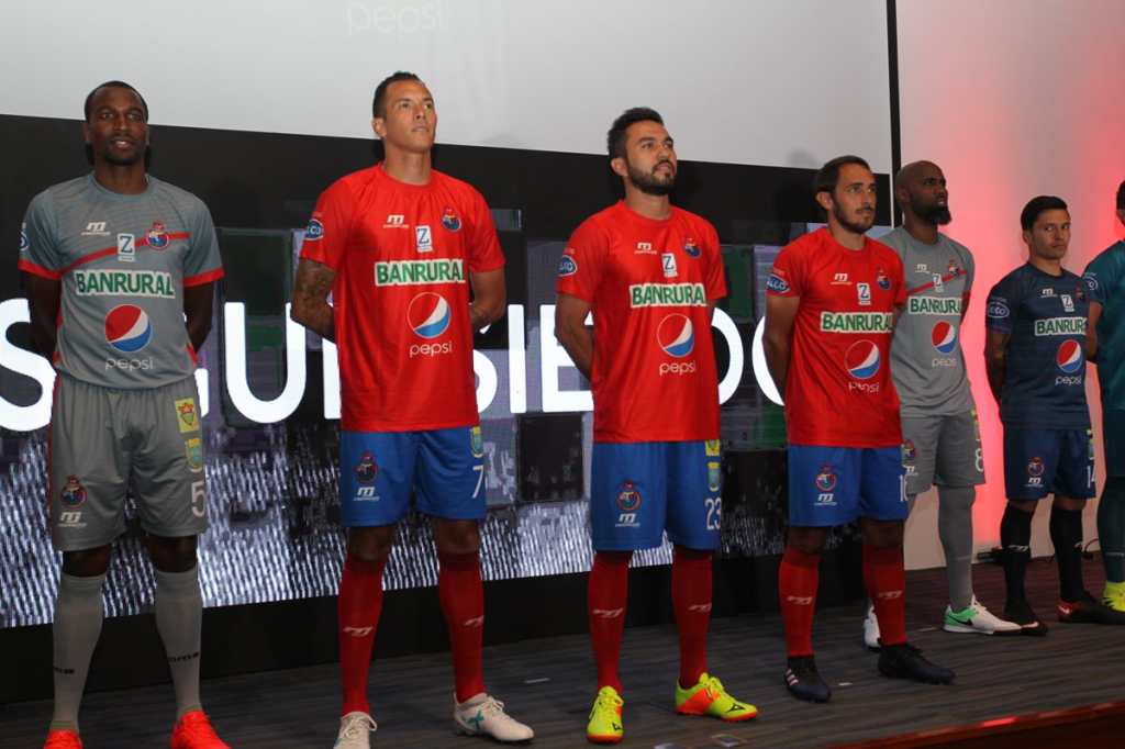Municipal presenta su nueva indumentaria para la temporada 2017-2018 ...