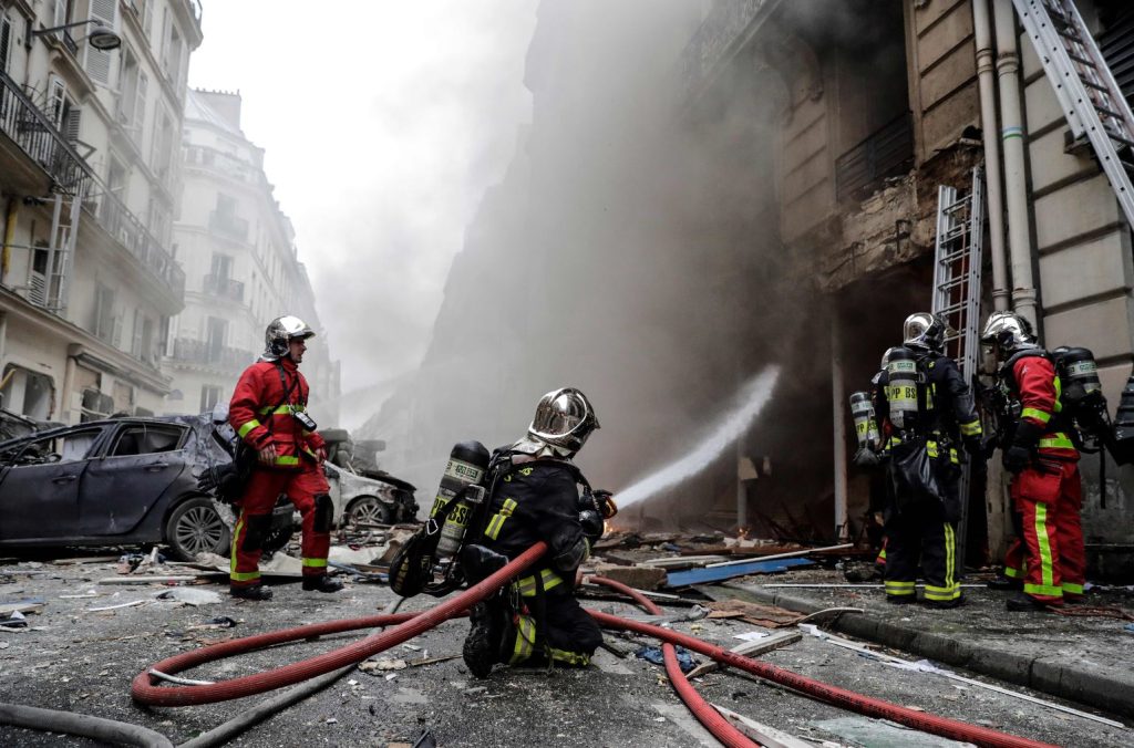 Dos muertos y casi 50 heridos en explosión por fuga de gas en edificio ...