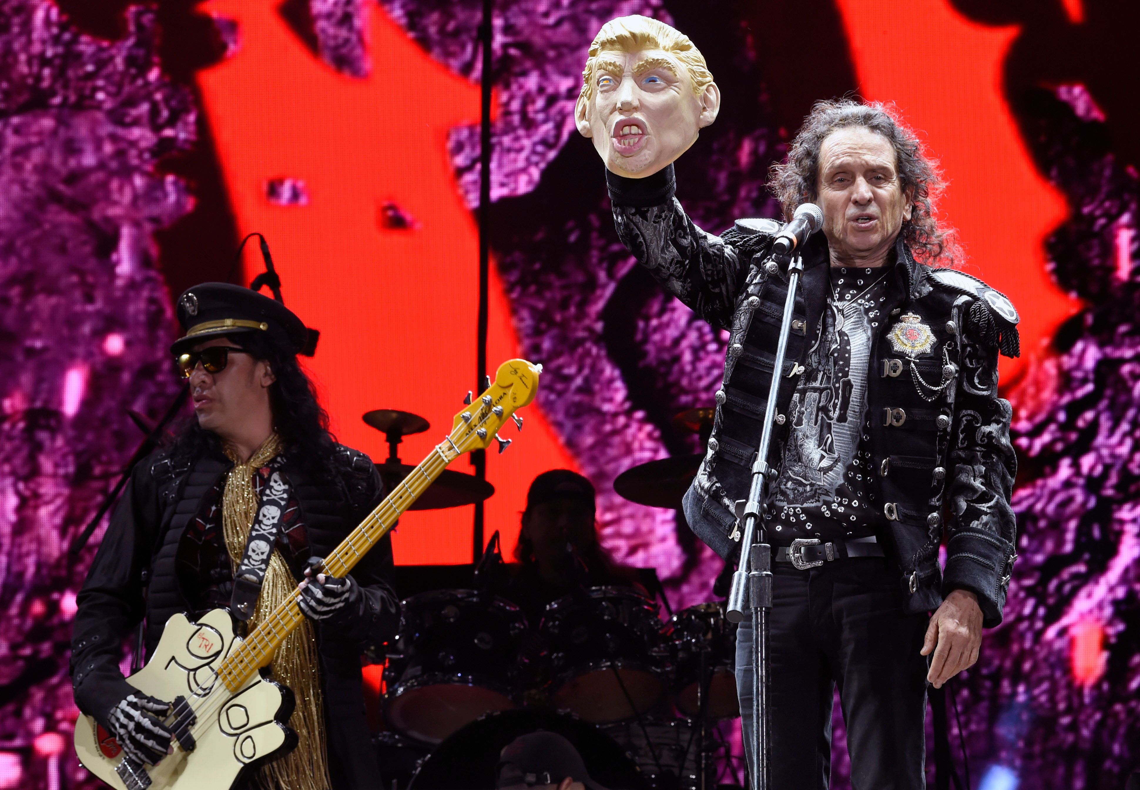 Roquero mexicano Alex Lora arremete contra Donald Trump en el Festival ...