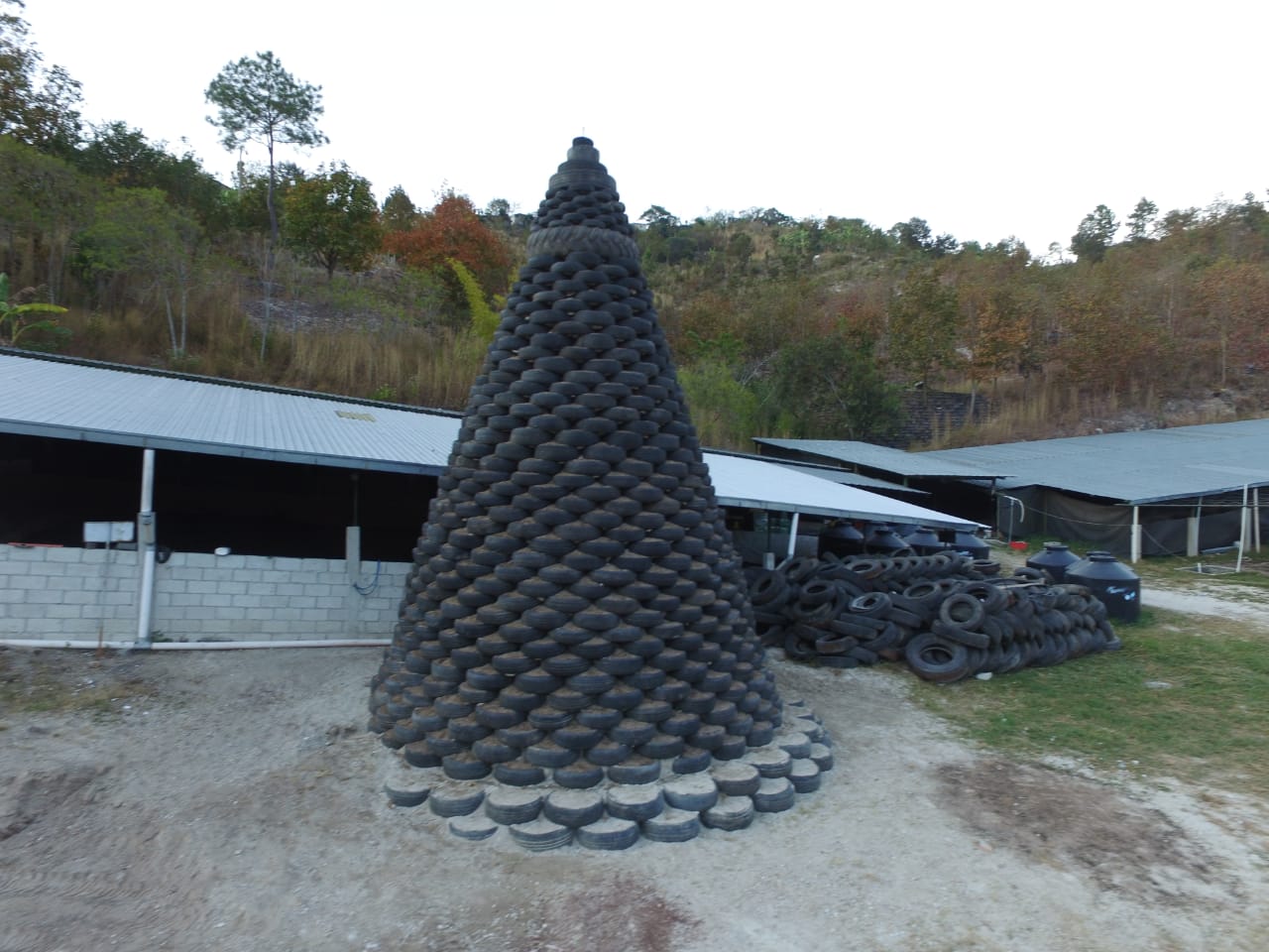 Así se construyó el ecomuro con 25 mil llantas en un centro turístico ...