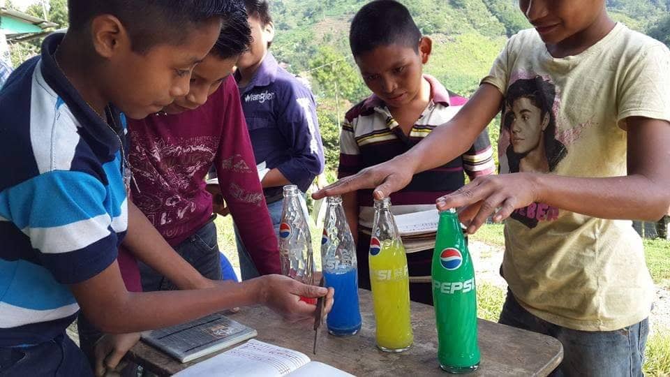 Este es el botellófono, un instrumento musical construido con material ...