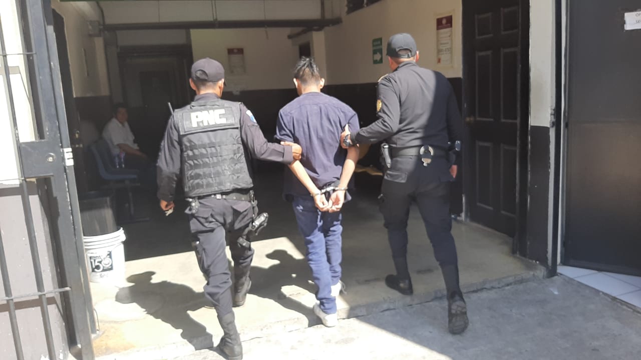 Presunto pandillero capturado cuado cobrada la extorsión en zona 6 de Mixco