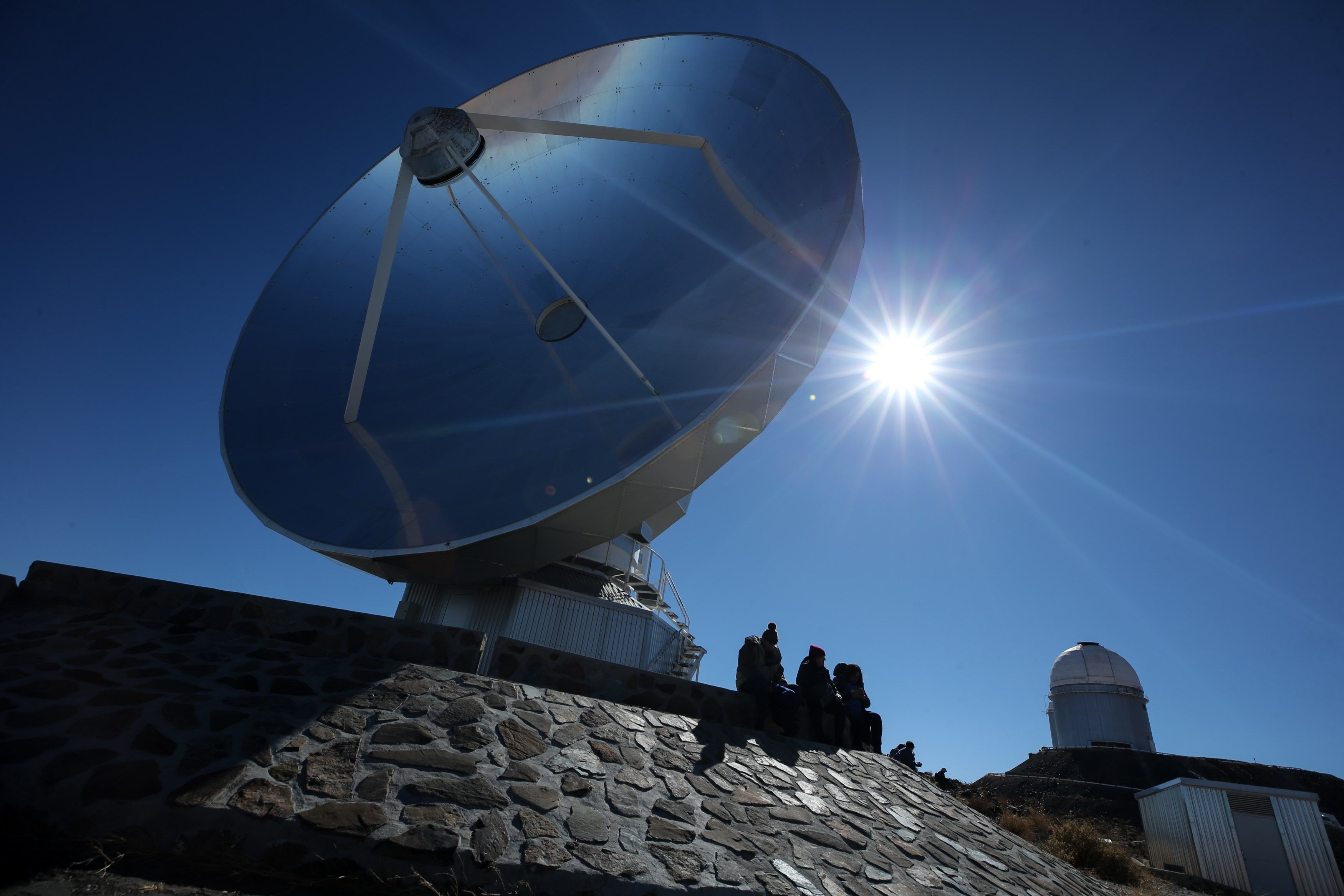 El eclipse solar comienza a ser visible en Chile tras atravesar el Pacífico