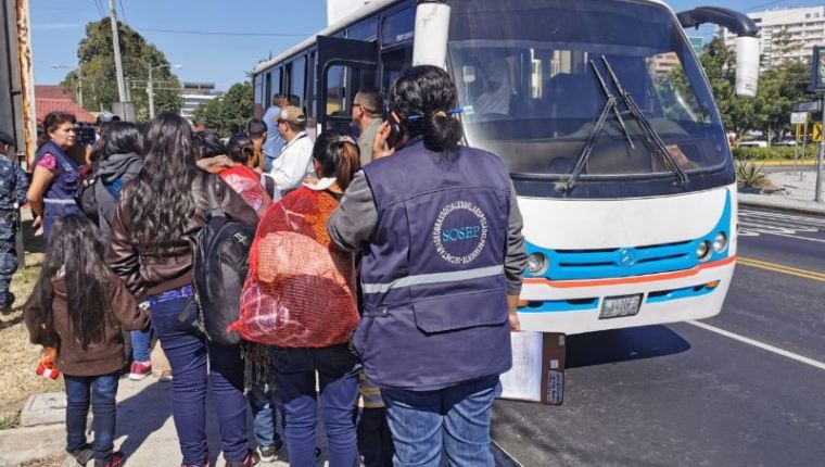 Migrantes corren entre automóviles en marcha desesperados por tener ...