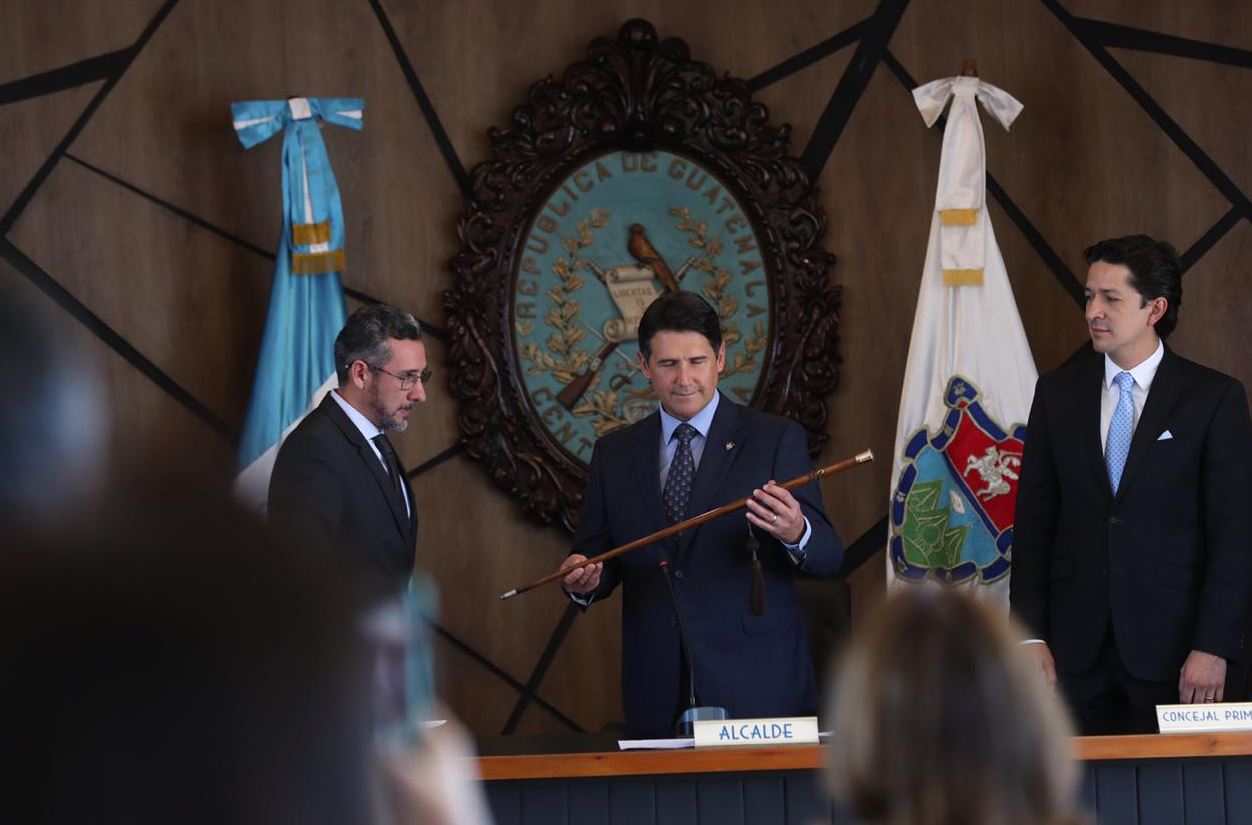 Juramentan nueva corporación municipal de Guatemala, dirigida por el ...
