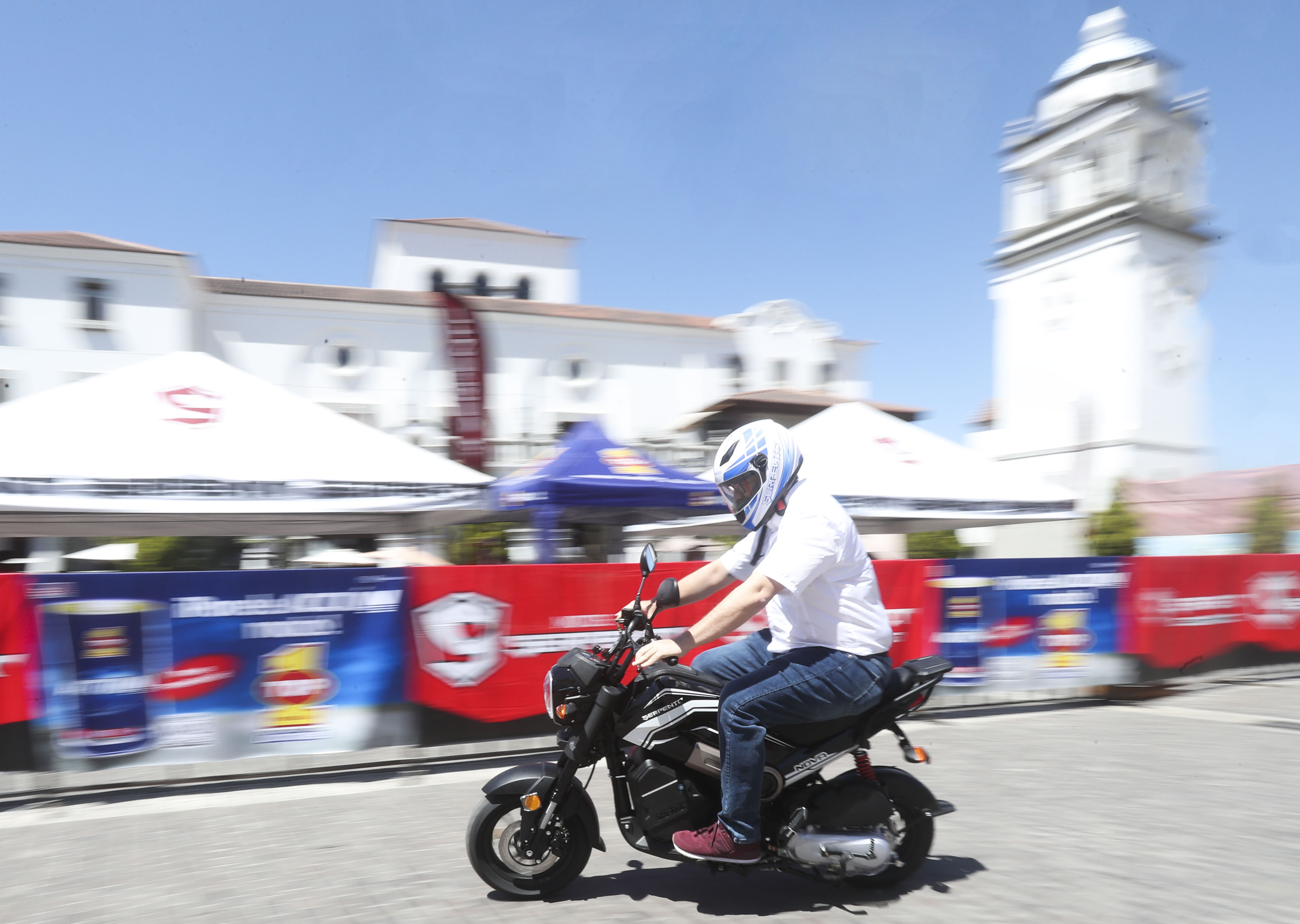 El Gallo más Gallo lanza la nueva motocicleta Nova de la marca Serpento