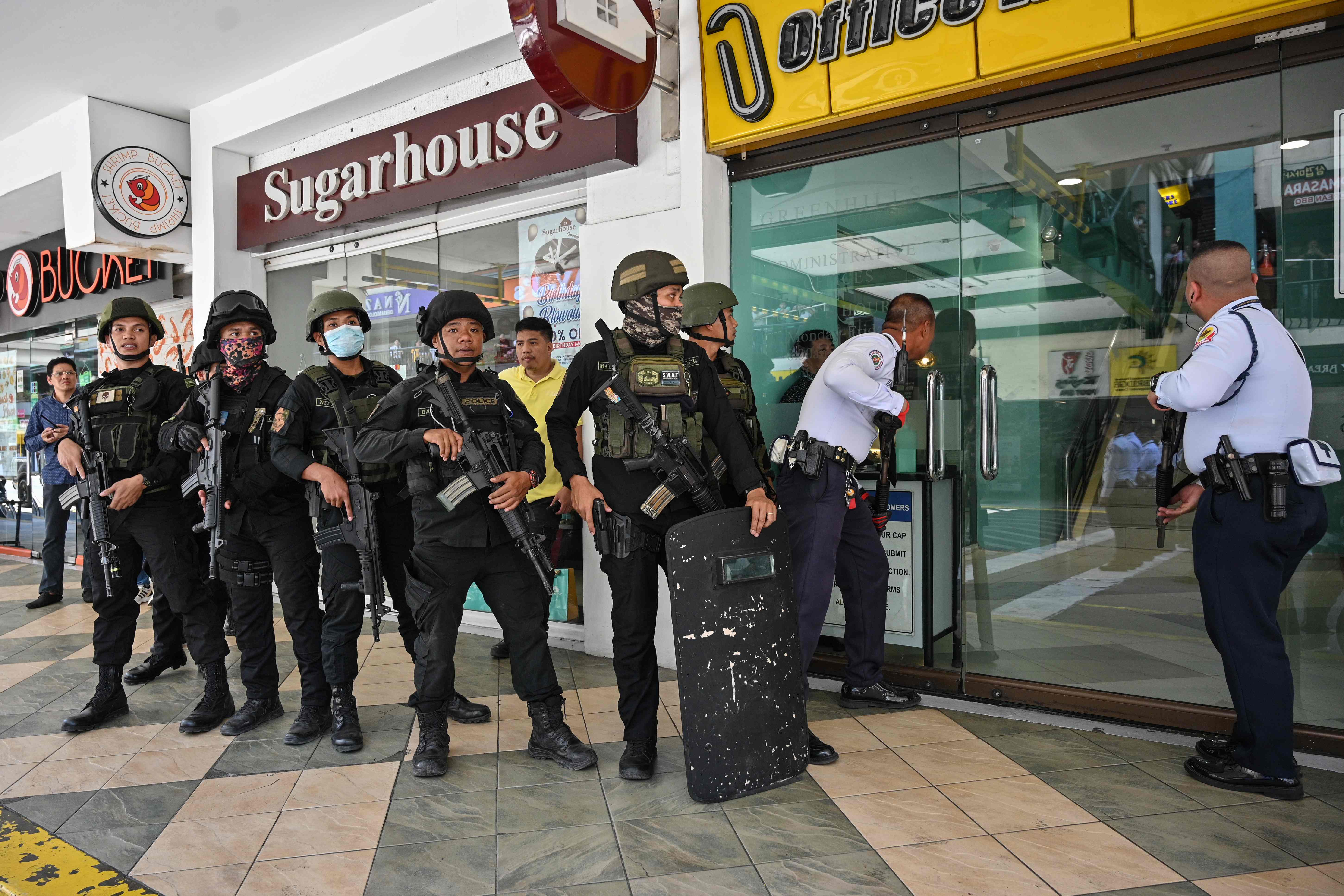 Liberan a la treintena de rehenes del asalto en centro comercial de Manila