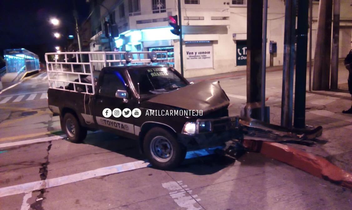 Un picop choca contra un poste en zona 1 y el piloto es trasladado a ...