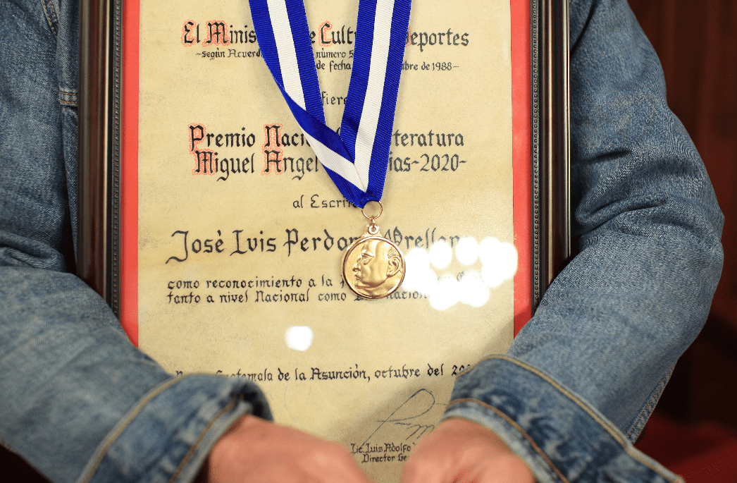 José Luis Perdomo Orellana recibe el Premio Nacional de Literatura ...