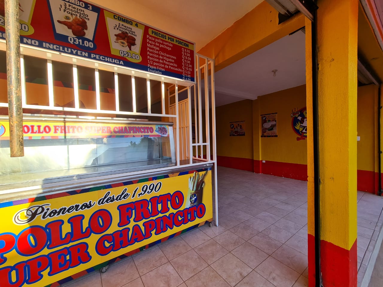 La venta de pollo frito que nació en un parqueo y hoy tiene más de 50 ...