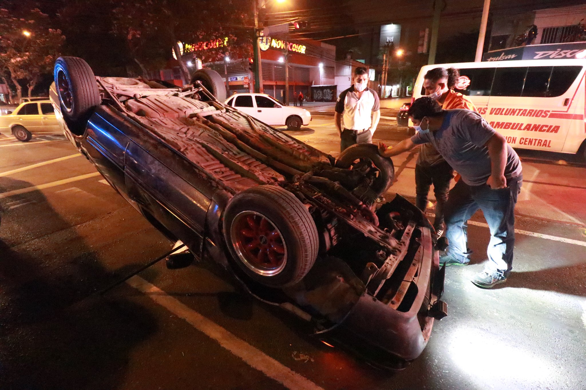 Reportan un vehículo volcado en la zona 9 capitalina