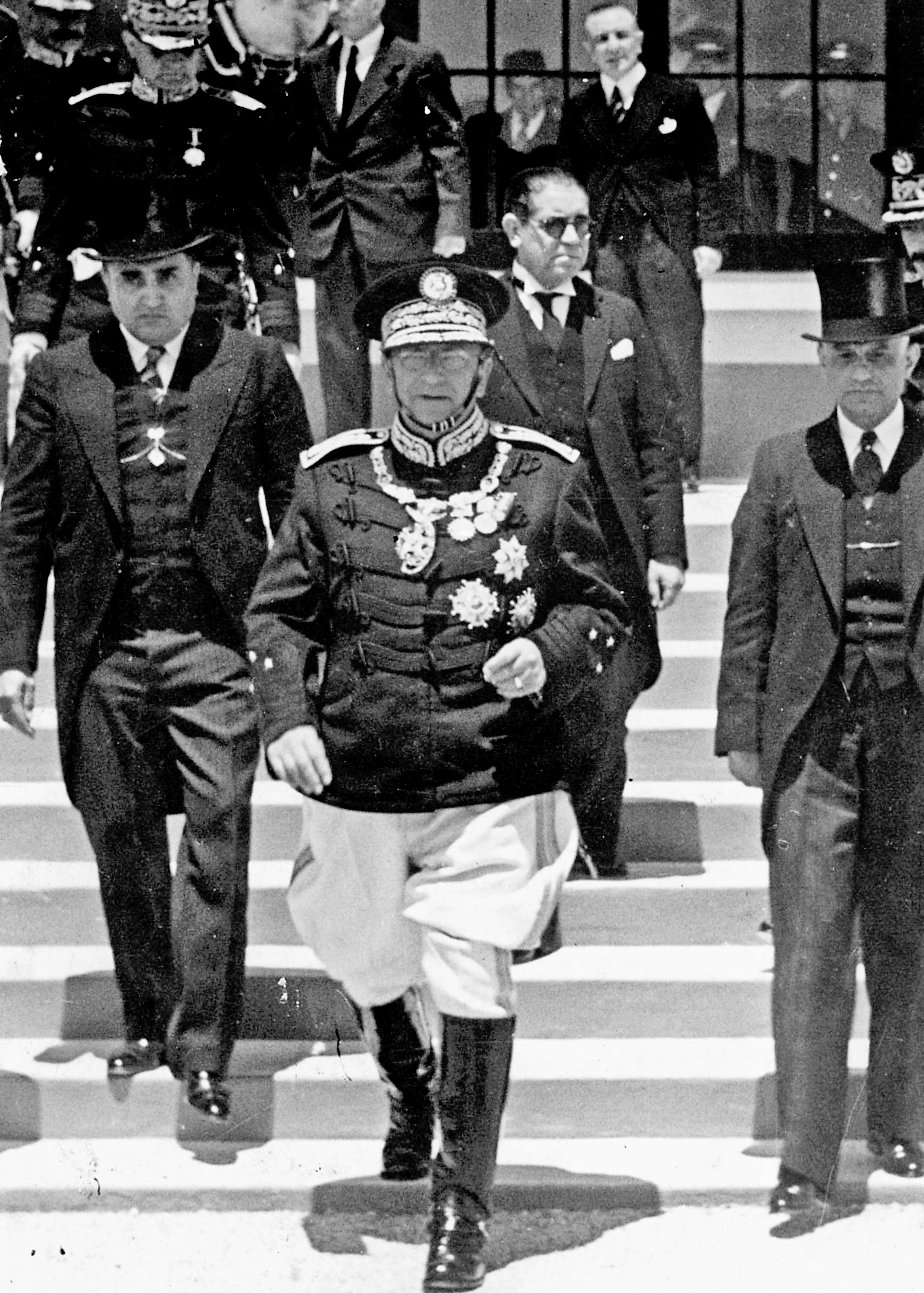 Historia de Guatemala: Fusilamiento de expartidario de Ubico y 12 más ...