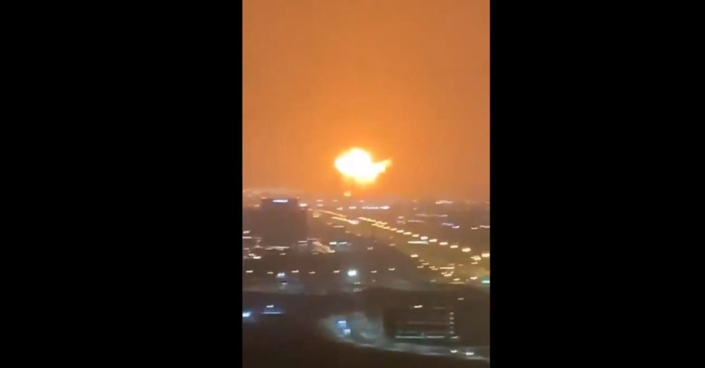 Impresionante explosión en puerto cercano a Dubái queda grabada en ...
