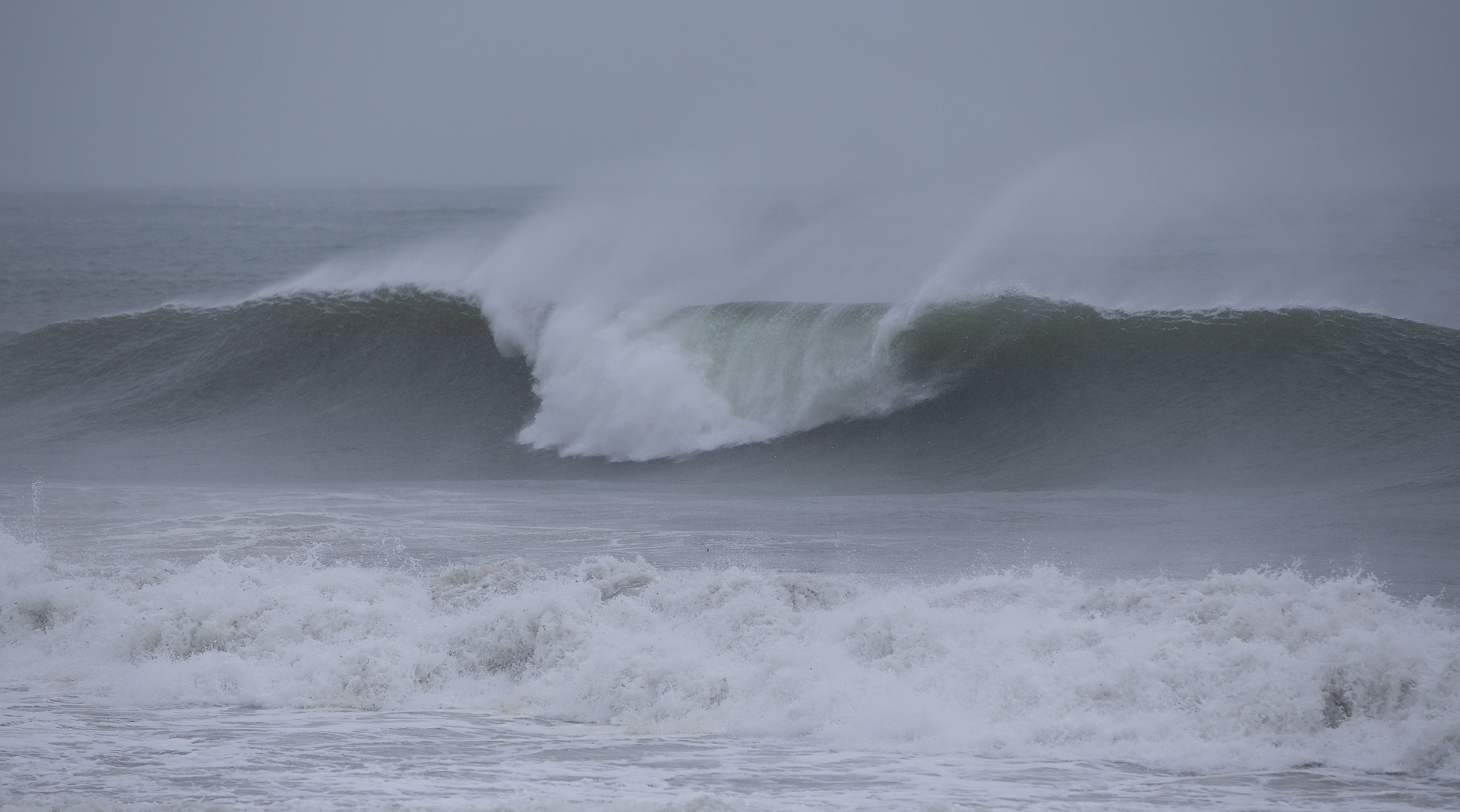 Henri, ahora tormenta tropical, está cerca de la costa del noreste de EEUU