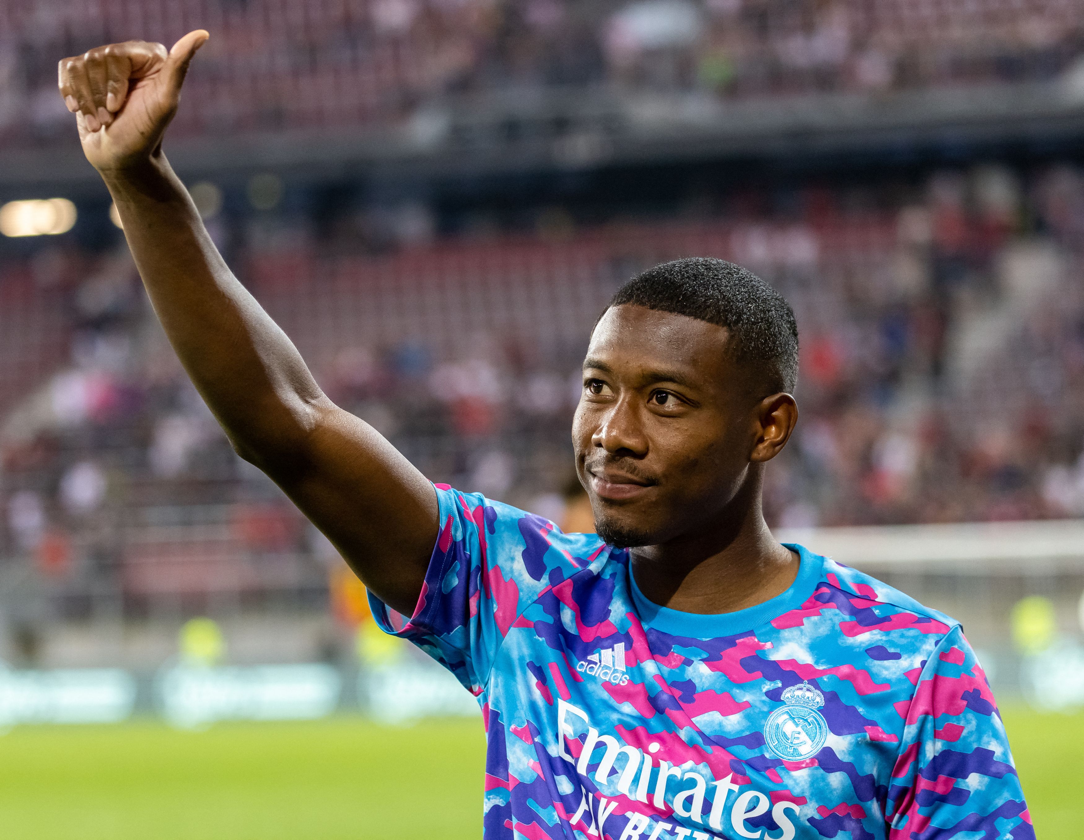 David Alaba firmó autógrafos y regaló su playera a los fans del Real ...